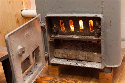 고체 바이오 연료 보일 러 내부에 나무 굽기 재생 가능한 에너지 원 녹색 환경 친화적 인 연료 벽난로 가까이에서 오래 된 따뜻한 아늑한 불타는 화재 0명에 대한 스톡 사진