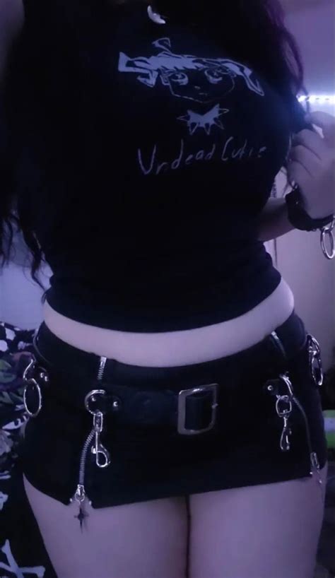 Pin By Neonrainbowcakes On Looks Punk Style Outfits Edgy Outfits Curvy Goth
