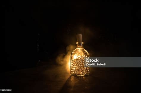 실험실에서 용액을 가진 유리 플라스크를 테스트합니다 과학 및 의학 배경 어두운 톤 배경에 실험실 테스트 튜브 과학 연구 장비 개념 병에 대한 스톡 사진 및 기타 이미지