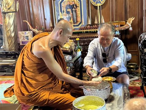 อ๋องรถยก ท่าน ดร ธัญญา โพธิ์วิจิตร ชื่อเล่น เป็ด หรือที่รู้จักในชื่อ เป็ด เชิญยิ้ม เป็น