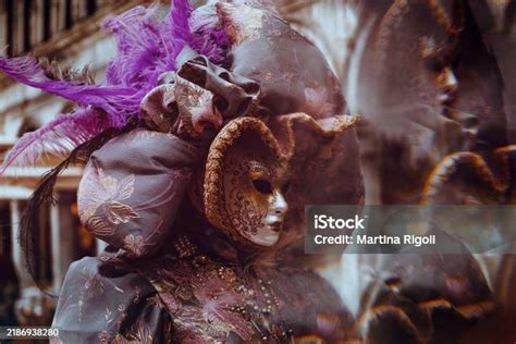 우아하고 정교한 자주색과 황금색 의상과 마스크는 베니스의 카니발 만화경 효과 2월에 대한 스톡 사진 및 기타 이미지 2월 3월 Shrove Tuesday Istock
