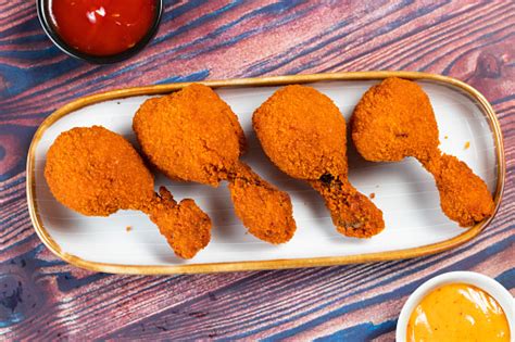 딥 프라이드 치킨 롤리팝 또는 치킨 드럼스틱과 토마토 소스와 마요 딥이 배경면에서 격리 된 요리에 제공됩니다 0명에 대한 스톡