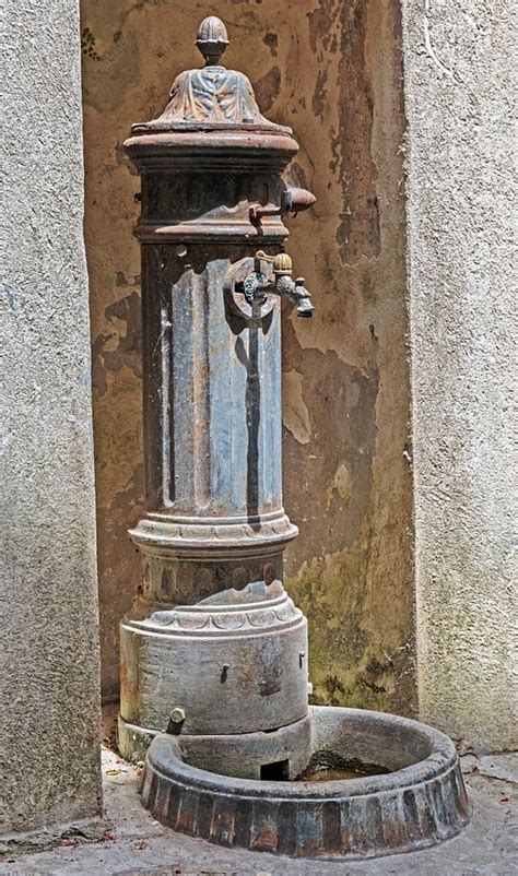 오래된 녹슨 배경 이탈리아의 공공 수도꼭지 기술 파이프 배경 일러스트 및 사진 무료 다운로드 Pngtree