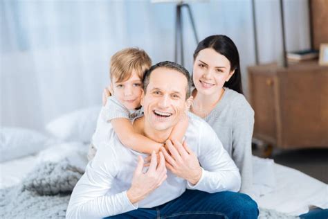 Familia Joven Feliz Que Hace Un Retrato Junto Imagen De Archivo Imagen De Madre Casero 107027335