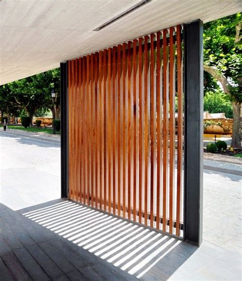 รวม 43 ไอเดีย “รั้วระแนงไม้เทียม” แบบแนวตั้ง แนวนอน ดีไซน์สวยเหมือนไม้จริง