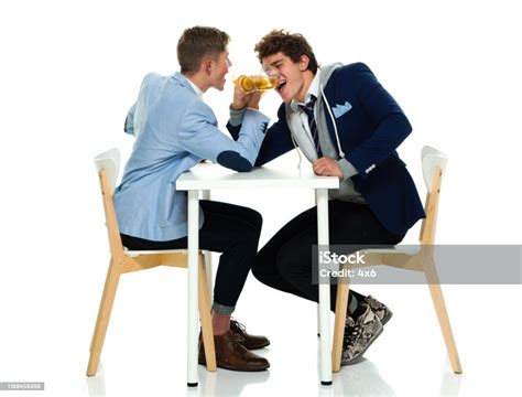 전체 길이2 명1 명의 십 대 소년측면 보기프로필 보기 1819 세 젊은 남자형제 우정남자남자실업가비즈니스 사람 앉아웃고행복쾌활 한음주음주 18 19세에 대한 스톡 사진 및