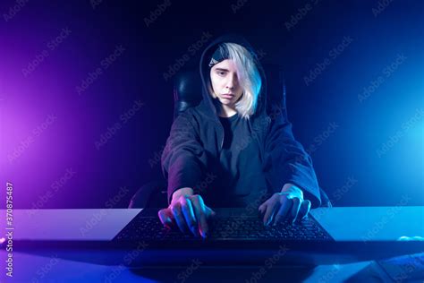 Foto Stock Woman Hacker In A Neon Light Cybercriminal Hacker Holds Hands On Keyboard Hacking
