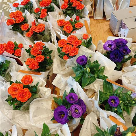 슬로베이커리김포 🌸슬로에서 만나는 이달의 꽃🌸 이 달의 꽃은 🌹빨간 장미와 🪻보라색 리시안셔스 입니다 슬로에 오시면 아름다운 꽃들을 만날 수 있습니다😄 맛난빵과