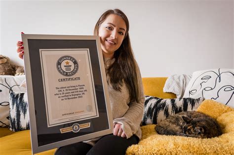 Η Flossie είναι η γηραιότερη γάτα στον κόσμο Είναι σχεδόν 27 ετών