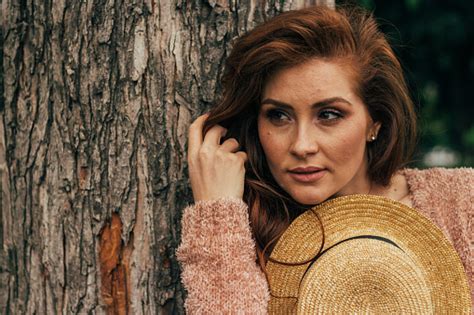 나무 근처 서 아름 다운 여자의 초상화 여름 자연에서 산책 빨간 머리 소녀 빈티지 드레스와 베이지색 스웨터 모자 Flirts 겸손 로맨스와 바람둥이 건강한 생활방식에 대한