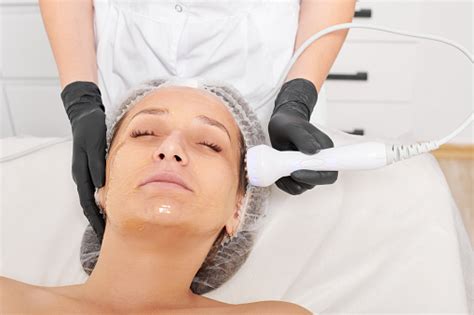 미용사는 회춘 여성 얼굴 노화 방지 미용 절차를 위해 Rf 리프팅을 만듭니다 30 34세에 대한 스톡 사진 및 기타 이미지