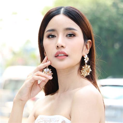 คะน้า ริญญารัตน์ วัชรโรจน์สิริ ประวัติ งานละคร รูปถ่าย Instagram ตารางงาน คะน้า ริญญารัตน์ วั