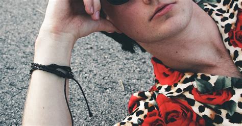 간 거리 패션 그림자 꽃 무늬 꽃 무늬 셔츠 남성 패션 남자 누워있는 대담한 패션 도시의 독특한 스타일 레저 멋진 패션 모델 빈티지 스타일