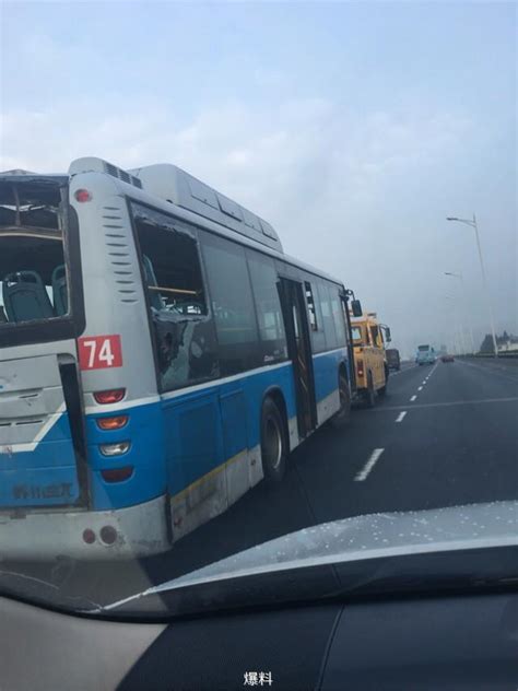 網曝南京一公交車窗嚴重破損 原因不明 每日頭條