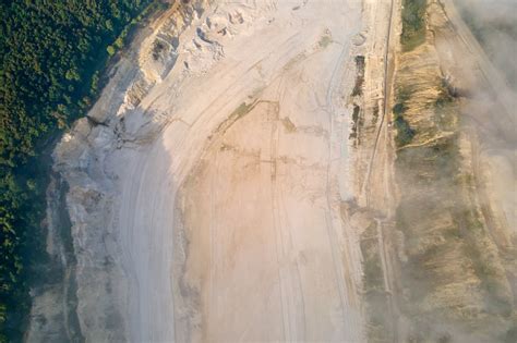 굴삭기와 덤프 트럭건설 산업을 위한 석회암 자재의 오픈 피트 채굴에 대한 공중 보기 0명에 대한 스톡 사진 및 기타 이미지 0명 건설 산업 공장 산업 건물 Istock