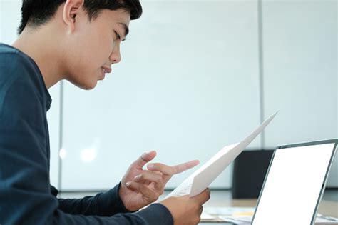 컴퓨터 문서로 작업하는 남성 프리랜서 스타트업 남성이 재무 성과를 분석합니다 과제를 공부하는 학생 계획에 대한 스톡 사진 및 기타 이미지 Istock