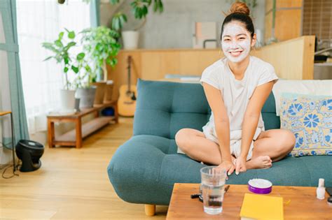 젊은 여자 적용 얼굴 뷰티 마스크 와 미소 용 카메라 에 거실 에 집 여자에 대한 스톡 사진 및 기타 이미지 여자 카메라 보기 페이셜 마스크 Istock