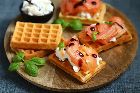 비엔나 와플에 리코 타 치즈를 곁들인 연어 샌드위치 연어와 크림 치즈를 곁들인 맛있는 와플 건강한 식생활에 대한 스톡 사진 및 기타 이미지 Istock