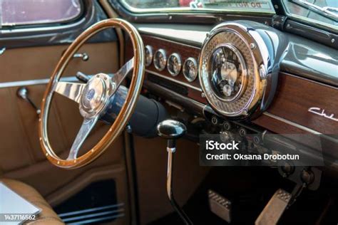 시보레 벨 에어의 갈색 인테리어 복고풍 어뢰 자동차 빈티지 스티어링 휠 속도계 스노호미시 워싱턴 미국 2022년 9월 Chevrolet에 대한 스톡 사진 및 기타 이미지