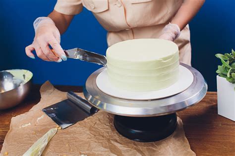 요리 주걱을 사용하여 흰색 크림과 비스킷 케이크를 만드는 여성의 손 가정 주방에 대한 스톡 사진 및 기타 이미지 가정 주방 가정의 방 길이 Istock