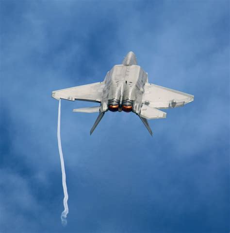 파랗고 흐린 하늘을 나는 전투기 사진 Unsplash의 무료 제트기 이미지