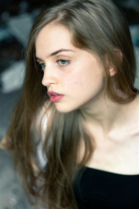 고요한 긴 머리 내성적 인 매끄러운 안색 머리 명상 적 모델링 미니멀리스트 미묘한 조명 부드러운 색조 부드러운 조명 사색 중인 사진 촬영 섬세한 특징