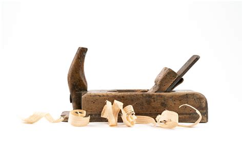 흰색 배경에 고립 된 작은 빈티지 나무의 수평 낮은 각도 스튜디오 샷 나무 벌레 구멍이있는 오래된 목수 도구 얇은 나무 면도 목공 개념 0명에 대한 스톡 사진 및 기타