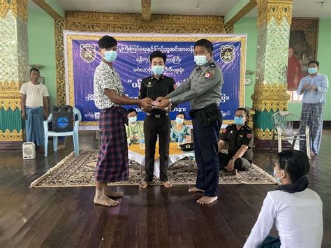 မင်္ဂလာဒုံမြို့နယ်တွင် ပန်းခင်းစီမံချက်ဖြင့် နိုင်ငံသားစိစစ်ရေးကတ်ပြားပေးအပ်ပွဲ အခမ်းအနားကျင်းပ