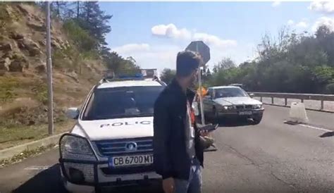 Стар познайник на полицията спретна гонка в Бургас кара кола със свалени номера Снимки