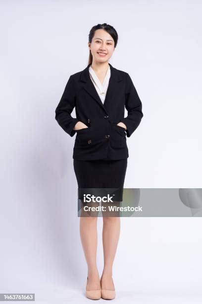 검은 양복을 입은 젊은 베트남 여성 직원이 흰 벽을 배경으로 포즈를 취하고 있다 경영자에 대한 스톡 사진 및 기타 이미지 경영자 기업 비즈니스 기업가 Istock