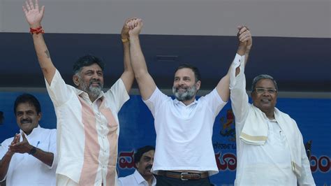 కన్నడనాట కొలువుదీరిన కాంగ్రెస్ ప్రభుత్వం సీఎంగా సిద్ధా డిప్యూటీ సీఎంగా డీకే ప్రమాణం