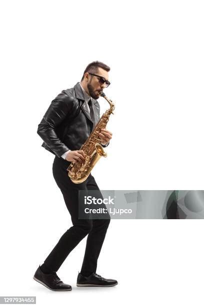 색소폰을 연주하는 가죽 재킷을 입은 남자의 전체 길이 프로필 샷 남자에 대한 스톡 사진 및 기타 이미지 남자 색소폰 색소폰 연주자 Istock