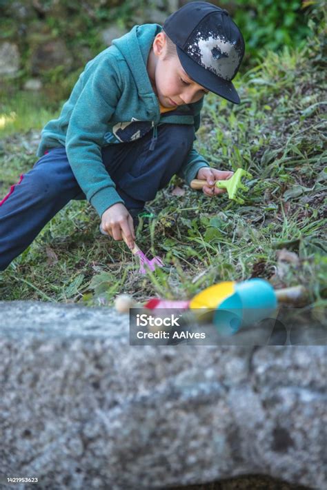 정원 용품으로 흙 속에서 노는 아이 행복한 어린 시절의 개념 자연과의 접촉 발견 및 학습 6 7 살에 대한 스톡 사진 및 기타 이미지 Istock