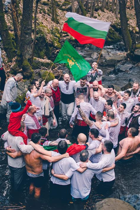 Гайди огласиха Кладница на Йордановден Яки момчета играха хоро в реката