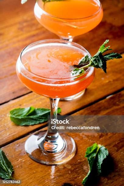 칵테일 진 보드카 럼 또는 위스키로 만든 알코올 음료에 소다수 과일 주스 라임과 체리를 곁들인 장식 클래식 한 미국 바 음료 0명에 대한 스톡 사진 및 기타 이미지 Istock