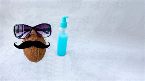 비치 액세서리 플립 플롭 선글라스 자외선 차단제 조개와 코코넛 음료 흰색 배경에 모래에 누워 0명에 대한 스톡 사진 및 기타 이미지 Istock