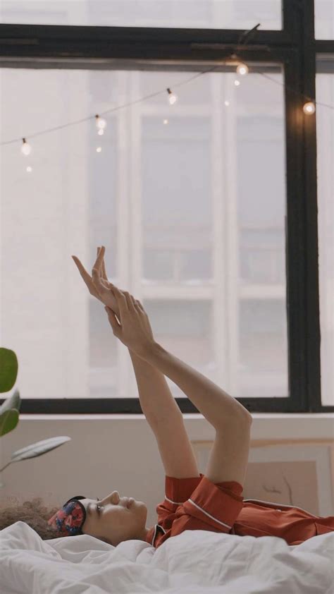 Gratis Arkivvideo Av Gule Blomster Hjem Kvinne