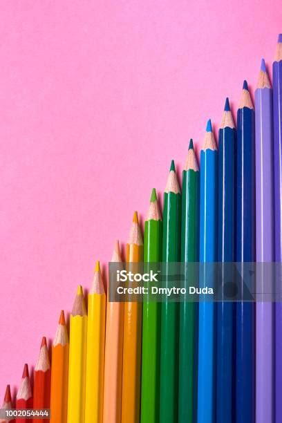 연필 파스텔 핑크 배경 색상 닫습니다 다채로운 연필 공간을 복사 합니다 크레용입니다 상위 뷰 평평 하다입니다 학교 대학 개념을 다시 추상적인 배경 0명에 대한 스톡 사진 및