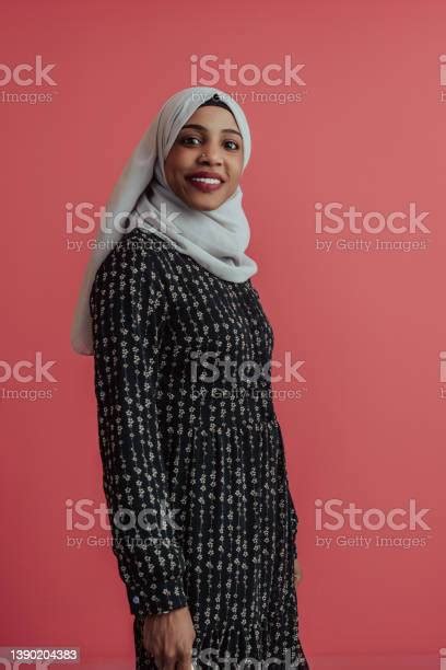 플라스틱 핑크 배경에 전통적인 이슬람 옷을 입은 젊은 현대 무슬림 아프리카 아름다움의 초상화 선택적 초점 검은색에 대한 스톡 사진 및 기타 이미지 Istock
