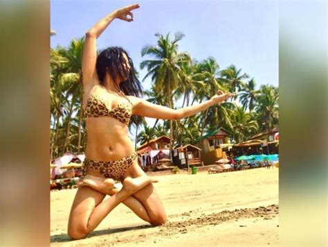 Super Hot योगाच्या नादात सेक्स सिम्बॉल ठरते ही अभिनेत्री हा घ्या