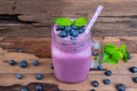 블루베리 스무디 주스 유리 음료에 맛 있는 건강 음료 나무 배경에 아침 감기와 독감에 대한 스톡 사진 및 기타 이미지 감기와 독감 건강한 생활방식 건강한 식생활