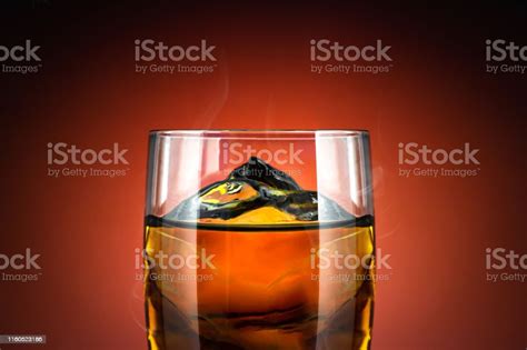빨간 배경에 위스키와 얼음 의 유리 시원한 음료와 알코올 유리의 닫습니다 0명에 대한 스톡 사진 및 기타 이미지 0명 각얼음 갈색 Istock