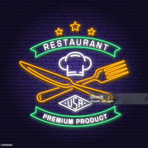 로얄 레스토랑 상점 메뉴 로고 벡터 요리사 모자 포크 및 나이프와 함께 네온 빛나는 간판 요리 메뉴 레스토랑 또는 카페에 대 한 요리 로고 고기에 대한 스톡 벡터 아트 및