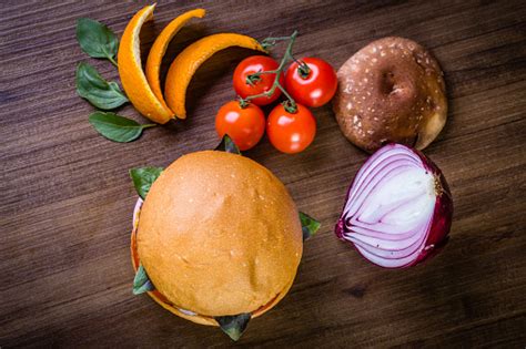 치즈 오렌지 바질 잎 표고버섯 보라색 양파를 곁들인 채식 수제 버거 고기에 대한 스톡 사진 및 기타 이미지 고기 굽기 길거리 음식 Istock