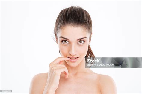 그녀의 입술을 만지는 귀여운 사랑스러운 젊은 여자의 아름다움 초상화 갈색 머리에 대한 스톡 사진 및 기타 이미지 갈색 머리 관능 귀여운 Istock