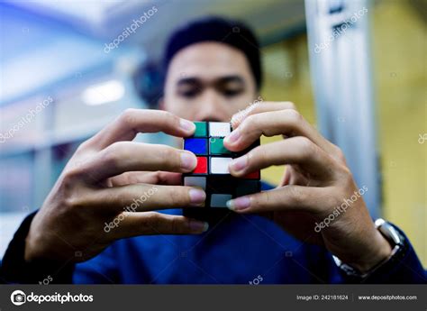 Man Holding Rubiks Cube Techincal Business Solving Problem Brain Training — Stock Editorial