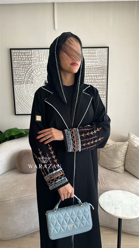 اختاري عباية بيشت عملية للعيد بتطريز ملون على الصدر من ورزان