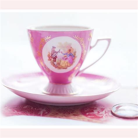 На данном изображении может находиться кофейная чашка напиток и в помещении