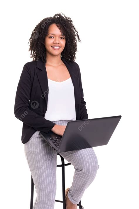 직장에서 아프리카 비즈니스 우먼 랩톱 Pc를 사용하는 젊은 아프리카 비즈니스 여성 사진 배경 및 무료 다운로드를위한 그림