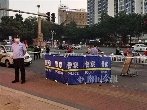 柳州闹市街头，电动车搭人诡异！刚刚，警方通报来了